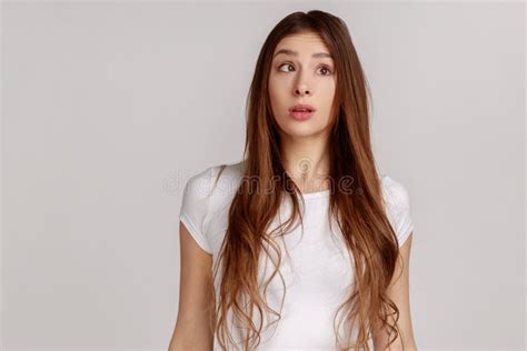 Donna Con I Capelli Scuri Che Fa Una Sciocca Faccia Comica Con Gli