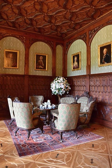 Solve Interiér zámku Interior of Castle jigsaw puzzle online with 77