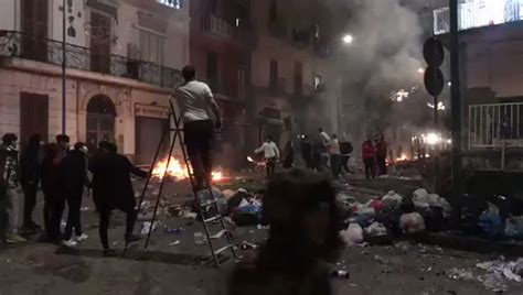 Amanda Cocks On Twitter Scene Di Guerriglia Urbana A Napoli