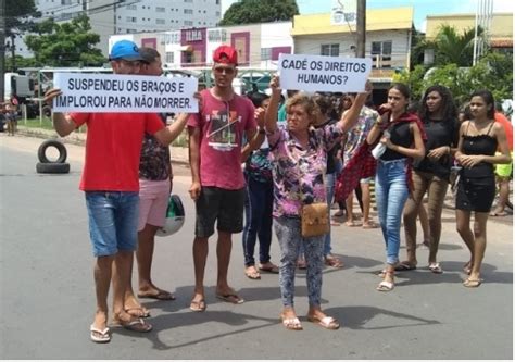 Parentes de jovem morto por policial fazem manifestação pedindo justiça