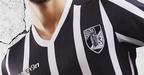Macron lança a novas terceira camisa do Vitória de Guimarães Show de