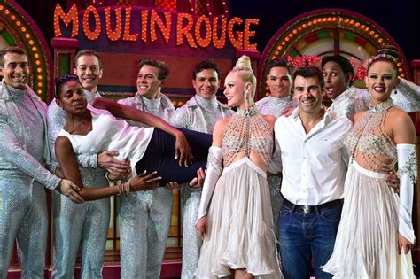 Photo Exclusif Marie José Pérec avec des artistes du Moulin Rouge