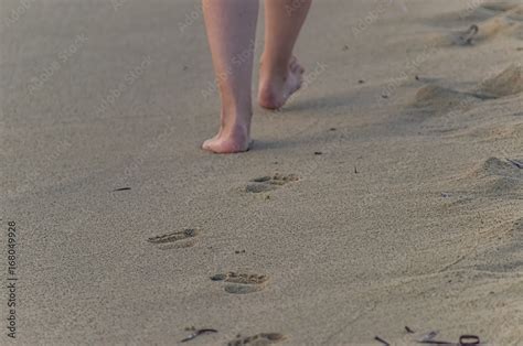 Spuren Im Sand Am Strand Einer Gehenden Frau Mit Beinen Im Anschnitt