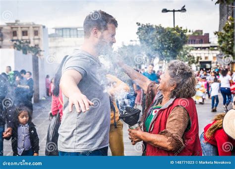 Ciudad De M Xico M Xico De Agosto De Gente Que Hace Ritual