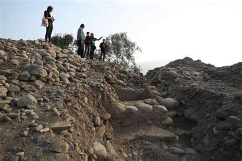 Arqueólogos peruanos hallan la cruz andina más antigua de Sudamérica en