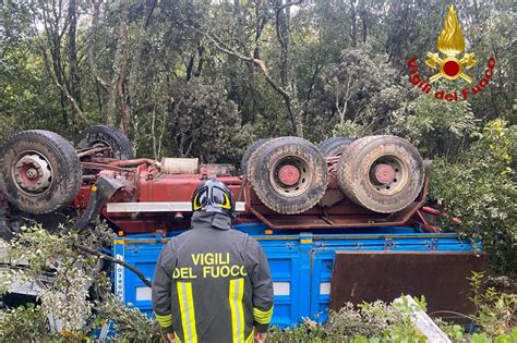 Nuorese Autoarticolato Sbanda E Si Ribalta Finendo Fuoristrada