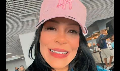 Vídeo Vocalista do Calcinha Preta Silvânia mostra os seios durante show
