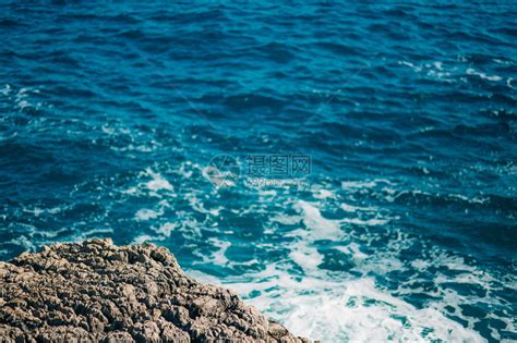 黑山的海上岩石落基海岸狂野海高清图片下载 正版图片507365374 摄图网