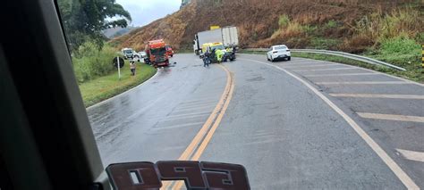 Carro e carreta colidem e interrompem trânsito na 040 Barbacena Online