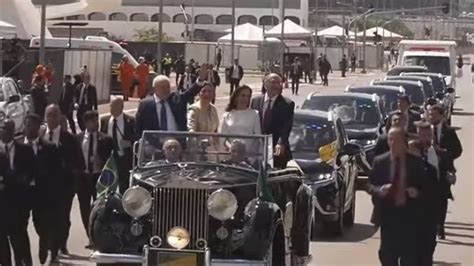 Lula mantém tradição e desfila em carro aberto