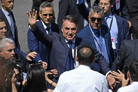 Bolsonaro é aplaudido por argentinos ao chegar na posse de Milei