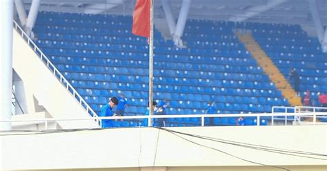 Hơn 100 sinh viên tình nguyện đến dọn dẹp SVĐ Mỹ Đình