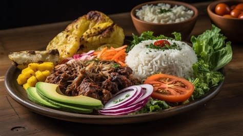 Una Mesa Llena De Comida Que Incluye Una Variedad De Alimentos Que