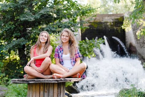 Deux Filles De L Adolescence S Asseyant En Position De Yoga Photo Stock