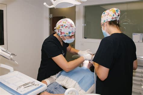 Cómo es la colocación de los implantes dentales Vázquez Lameiras