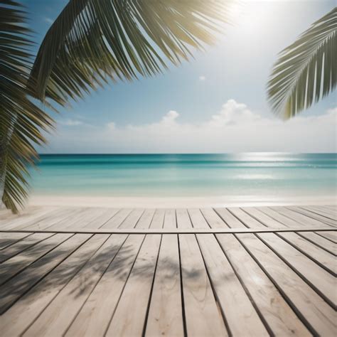 Se muestra un paseo marítimo de madera con una palmera a la derecha