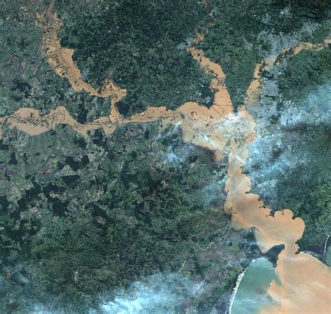 Imagens de satélite mostram antes e depois de maior enchente da