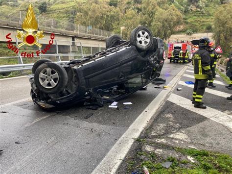 Incidente Sulla A18 Messina Catania Auto Si Ribalta In Galleria All