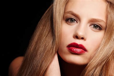 Cierra El Retrato De Una Joven Rubia Con Maquillaje Y Labios Rojos