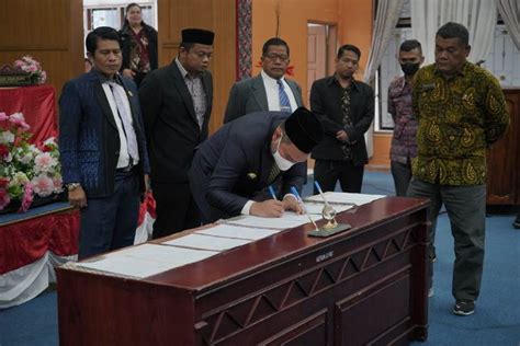 Pembukan Masa Sidang II DPRD Pakpak Bharat Bupati Tanda Tangani KUA Dan