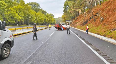 Exceso de velocidad provoca volcadura de Chevy en la autopista México