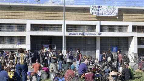 L Ex Stazione Prenestina Occupata Dalle Attiviste Ambientaliste Di