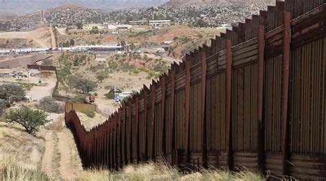 Ordena Biden reforzar muro fronterizo con México donde hay más cruces