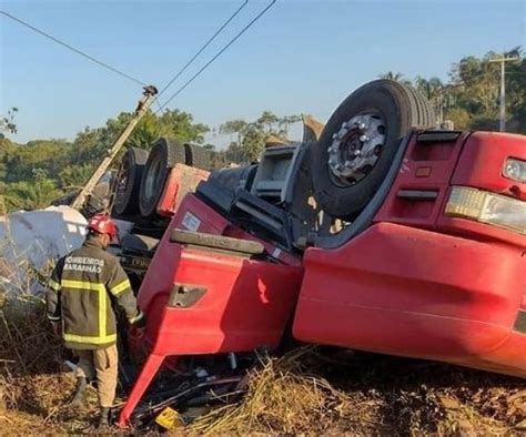 Motorista fica preso entre as ferragens após acidente envolvendo