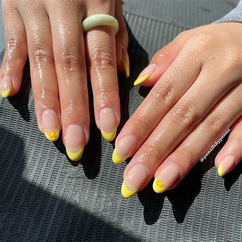 Yellow Gel Art On Nude Gel Art Spring Nails Nude Yellow