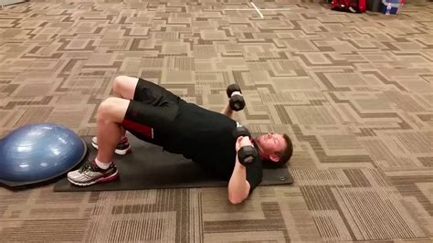 5 exercices pour muscler ses pectoraux avec des haltères sans banc