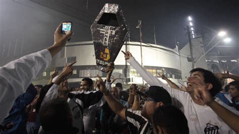 Torcida invade Vila Belmiro e derruba muro construído para eliminar