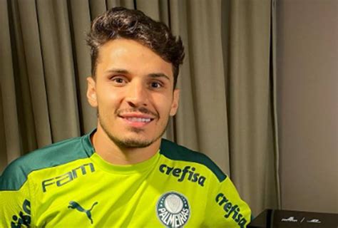 Raphael Veiga jogador do Palmeiras faz anúncio emocionante aos fãs