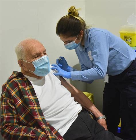 Terza dose al via da lunedì La riceveranno in 40mila
