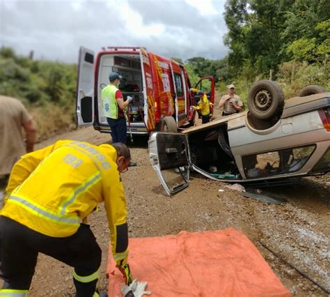 Mulher fica presa às ferragens após carro capotar em Curitibanos