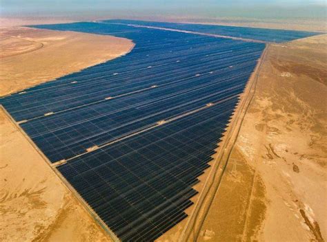 Al Dhafra el parque solar más grande del mundo acaba de entrar en