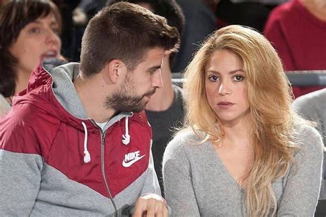 Gerard Piqué y su novia Clara Chía Martí van a bañar a una piscina