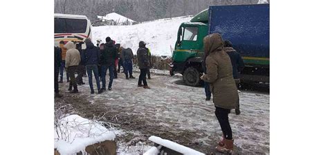 Astăzi în Neamț accident rutier un autocar un autocamion și două