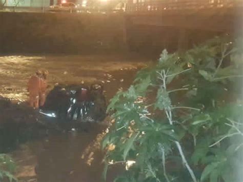 Bombeiros buscam por mulher que desapareceu após carro ser arrastado