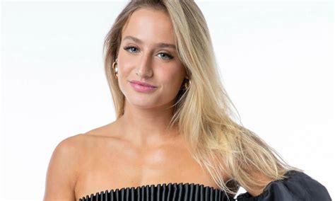 Bruna Griphao deixa barriga tanquinho à mostra durante banho