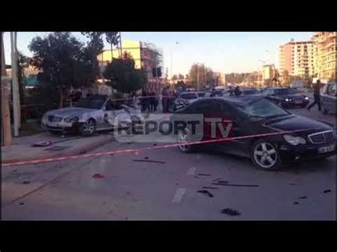 Report TV Aksident në Vlorë përplasen 4 makina njëra përmbyset