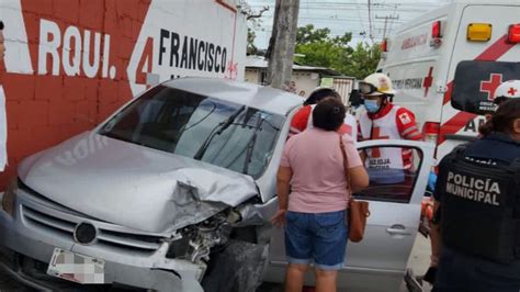 Conductor pierde el control de su auto en Cancún y choca con otro