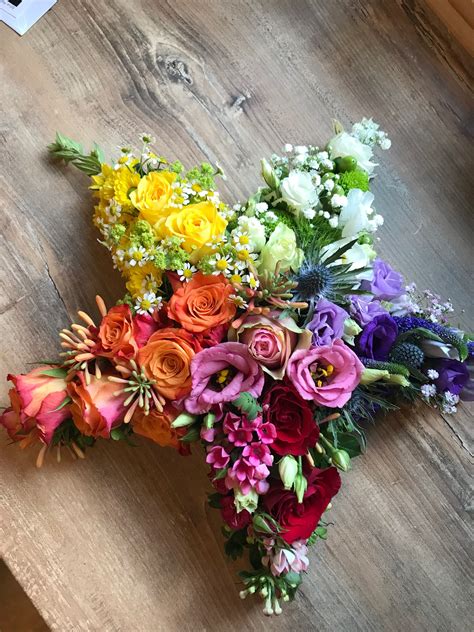 Pin By Andrea On Trauergestecke Trauerkarten Floral Floral Wreath