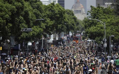 Ciclistas Recorren Desnudos Calles De La CDMX Y Guadalajara