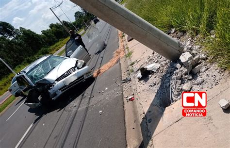 Motorista passa mal ao volante perde controle de carro invade calçada