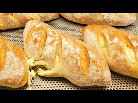 riquísimos bolillos rellenos De queso filadelfia con chile jalapeño