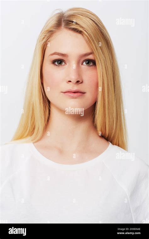 Natürlich Jung Und Absolut Traumhaft Eine Hübsche Junge Blondine Isoliert Auf Weißem