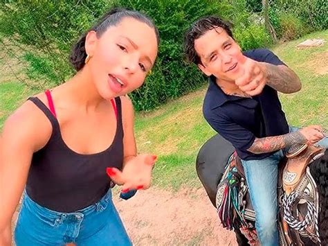 Angela Aguilar Y Christian Nodal Muy Enamorados Cantando Y Montando