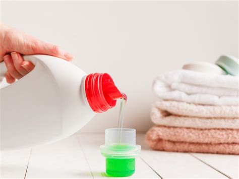 Cât detergent se pune în mașina de spălat Mulți irosesc detergentul lichid