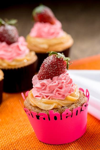 Cupcake De Fresa Con Crema Batida En Cupcake Rosa Escrito Feliz