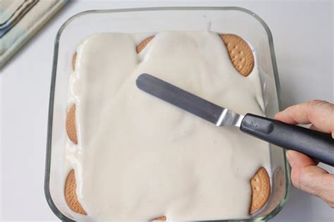 Carlota de limón tradicional postre cremoso con galletas mexicano